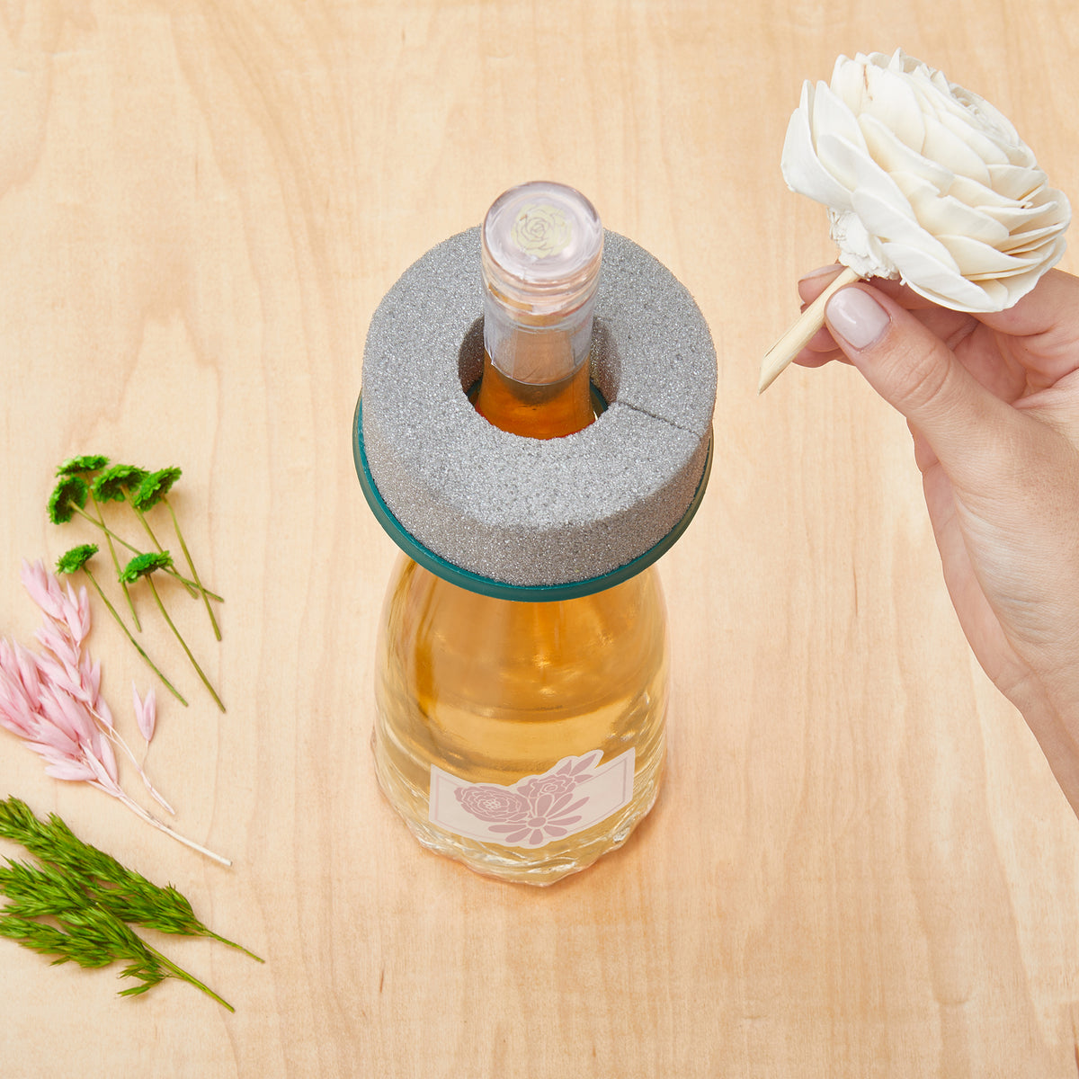 Flora Cheers Wine Bottle Ring - dry foam - 4/Pack – Yellow Rose Floral ...